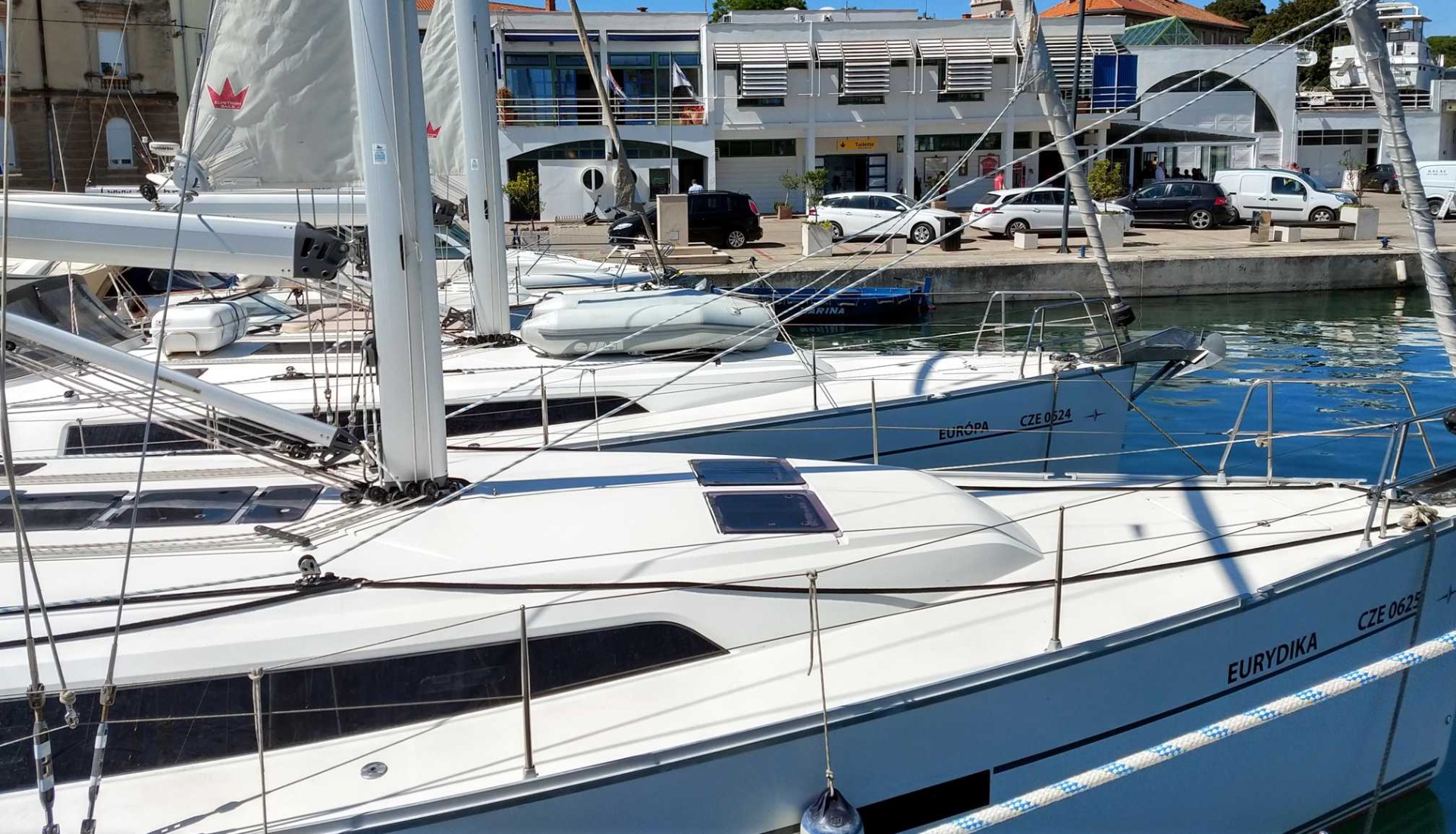 Pronájem plachetnic, katamaránů a motorových člunů.